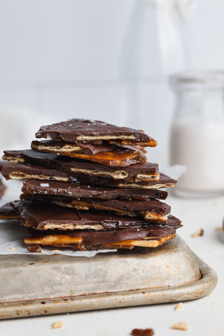 5-Ingredient Christmas Crack Recipe (Saltine Chocolate Toffee Bark)